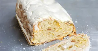 Stollen ou gâteau de Noël allemand aux fruits confits